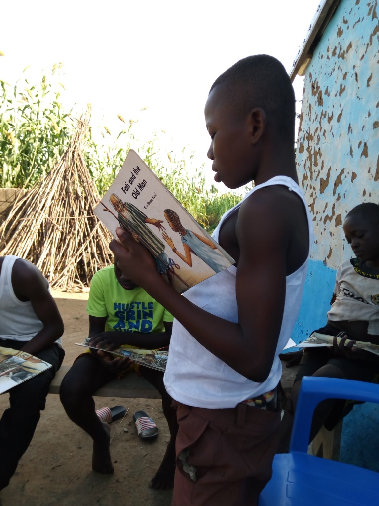 Reading the Fati books in Sumbrungu #Ghana – Friends of African Village ...