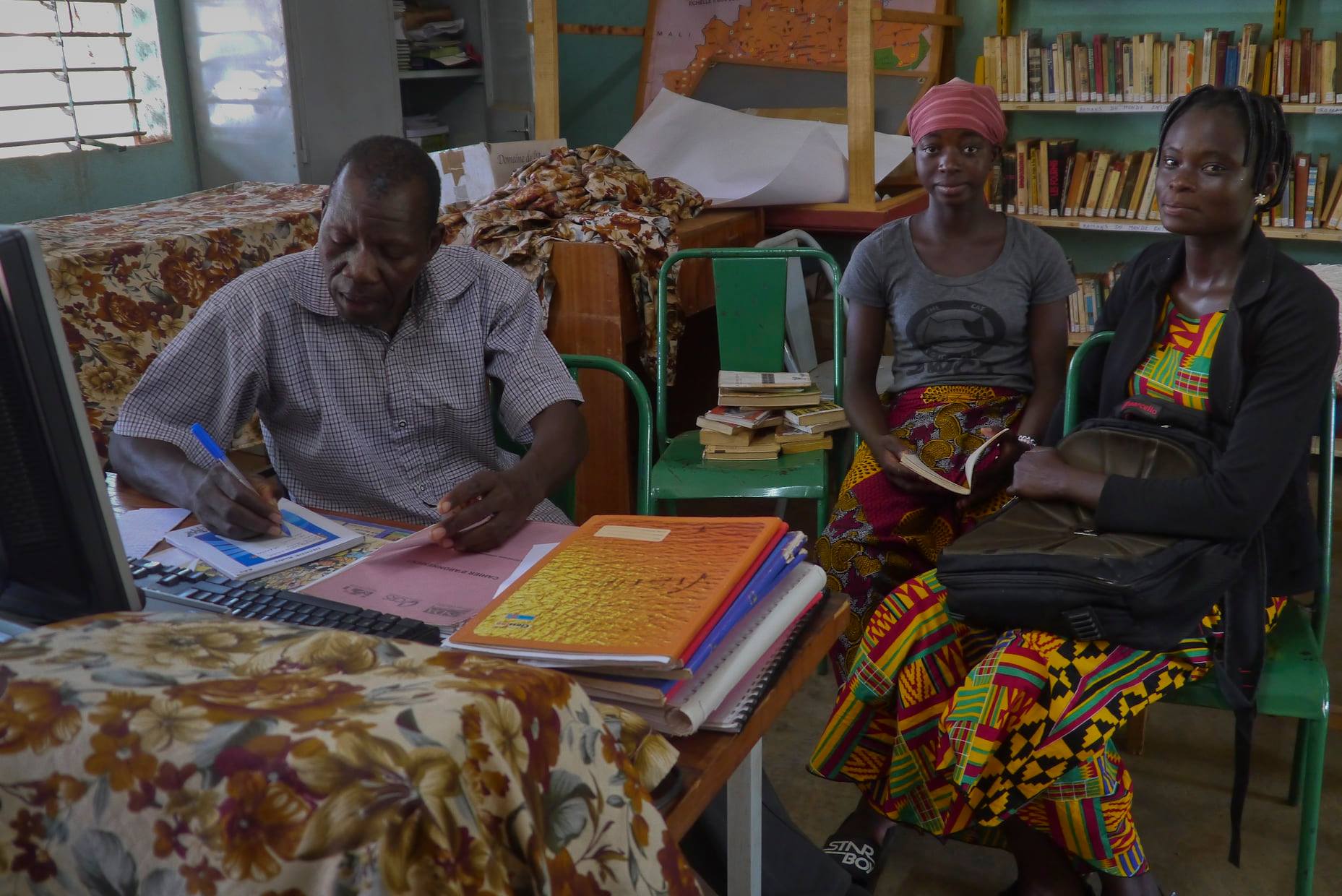 Kongoussi library in northern #Burkina: Readers returning and checking ...
