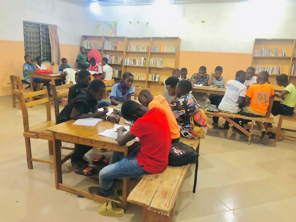 Evening reading in Sumbrungu community library in Ghana – Friends of ...