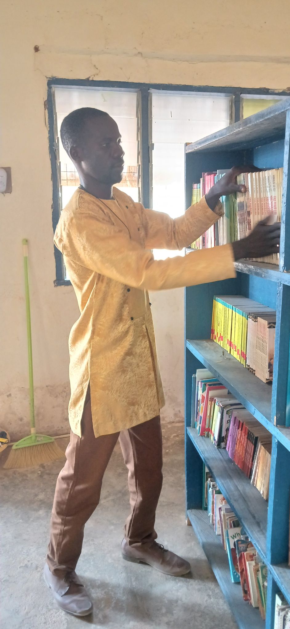 Reshelving books in Gowrie-Kunkua Community Library, Ghana – Friends of ...